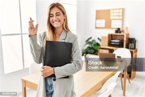 사무실에서 금발의 사업가 는 손가락이 희망과 눈을 감고 미소를 지었습니다 행운과 미신 개념 손가락에 대한 스톡 사진 및 기타 이미지 Istock