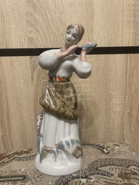 Статуетка Дівчина з калиною на сайте для коллекционеров Violity Купить в Украине Киеве