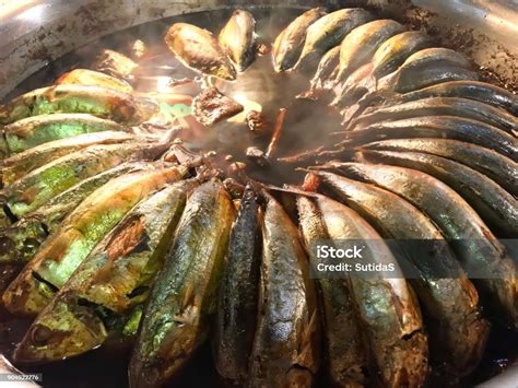 맛 있는 태국 길거리 음식 달 콤 하 고 신 맛 국물에 고등어 생선 삶은 0명에 대한 스톡 사진 및 기타 이미지 0명 갈색 거리 Istock
