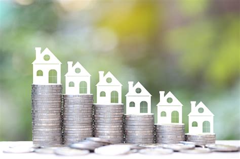 자연 녹색 배경에 금융 동전 돈과 모델 하우스의 스택 비즈니스 투자 및 부동산 가정 생활에 대한 스톡 사진 및 기타 이미지 가정 생활 개념 개발 Istock