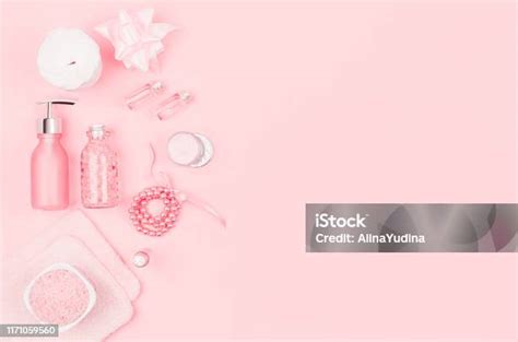 핑크 배경 복사 공간 플랫 레이에 피부와 바디 케어를위한 엘레강스 핑크 스파 화장품 0명에 대한 스톡 사진 및 기타 이미지 0명 가벼운 개인 장식품 Istock