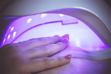 전문 자외선 손톱 매니큐어 램프 포탄 젤 뷰티 살롱에서 여자의 손으로 연마 건조 건조한에 대한 스톡 사진 및 기타 이미지 건조한 매니큐어 미용술 보살핌 Istock