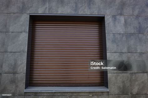 롤러 셔터 샘플 상점을 위한 시스템을 보호합니다 건축 세부 사항 창 처리 외부 요소 겉창에 대한 스톡 사진 및 기타 이미지 겉창 전기 연료 및 전력 생산 창문