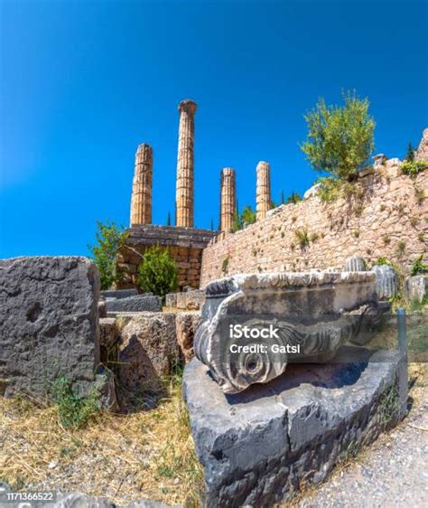 아폴로 사원의 유적 델파이의 고대 도시 지구의 옴팔로스 극장 경기장 및 기타 건물 그리스 Unesco 조직된 단체에 대한 스톡