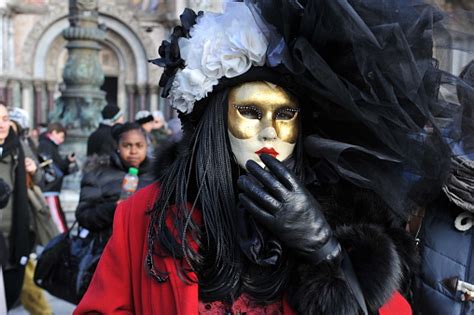 사람들은 이탈리아 베니스 카니발에에서 검은색과 빨간색 의상을 착용 2013 년 2 월 12 일 Mardi Gras에 대한 스톡 사진 및 기타 이미지 Istock