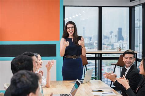 백인 임원 여성 쾌활 한 보여주는 엄지 손가락 과 다민족 동료 박수 회의 동안 20 24세에 대한 스톡 사진 및 기타 이미지 20 24세 25 29세 30 34세