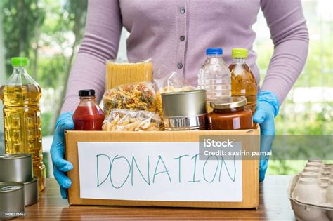 기부 보관 및 배달을위한 식품 골판지 상자에 다양한 음식 파스타 식도유 및 통조림 식품 개체 그룹에 대한 스톡 사진 및 기타 이미지 Istock