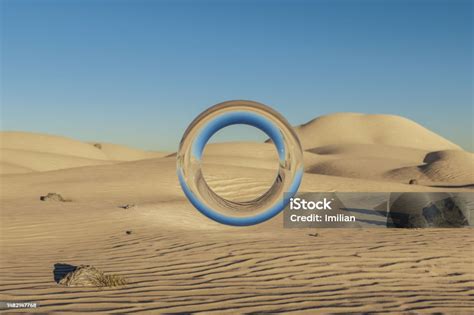 큰 빈 사막 환경에서 공중에 떠 있는 단일 유리 고리 추상적 인 초현실적 인 개념 3d 일러스트레이션 0명에 대한 스톡 사진 및 기타 이미지 Istock