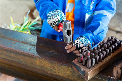 작업자는 망치를 사용하여 식별 공작물을 위해 강철 구조 빔에 강철 핸드 스탬프로 문자와 숫자를 찍습니다 강철에 대한 스톡 사진 및 기타 이미지 Istock