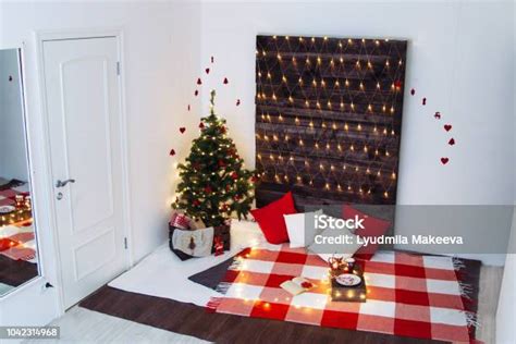 진정 하 고 아늑한 저녁 집에서 레드 카펫에서 메리 크리스마스 저녁 책 촛불 코코아와 함께 새 해 마 시 멜로 컵 Cockie 사탕 지팡이 베개 실내 0명에 대한 스톡 사진