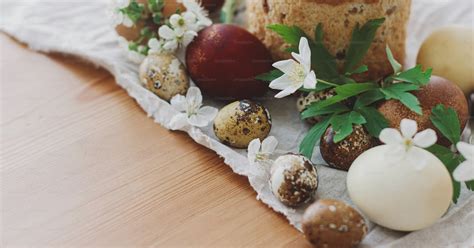 맛있는 수제 부활절 빵 세련된 부활절 달걀 소박한 테이블에 린넨 냅킨에 피는 봄 꽃 행복한 부활절 텍스트를 위한 공간입니다 현대 자연 염색 계란과 전통 부활절 음식