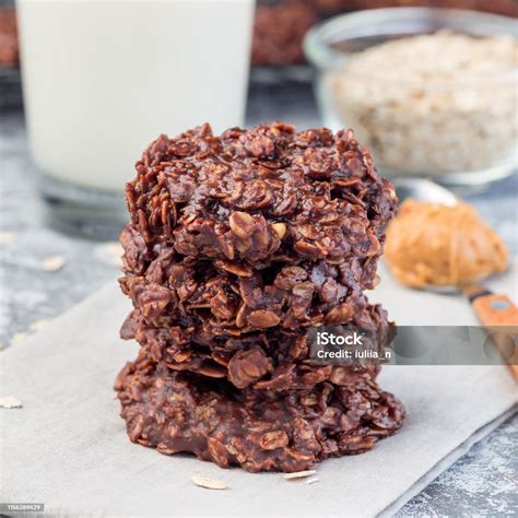 밀가루를 굽지 않고 땅콩 버터와 오트밀 초콜릿 쿠키 우유 한 잔 정사각형 형식 곡초류에 대한 스톡 사진 및 기타 이미지