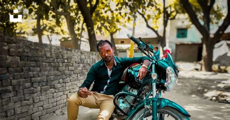 오토바이 옆에 앉아있는 남자 사진 Unsplash의 무료 기계 이미지