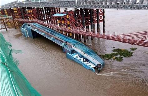 គេចមិនរួចទេ ទីបំផុត អ្នកបើកបរសាឡង់បូមខ្សាច់បុកស្ពានបាឡេ នៅខណ្ឌឫស្សីកែវចំនួន