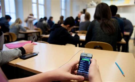 Запрет на использование телефонов в школе поддержали учителя и родители