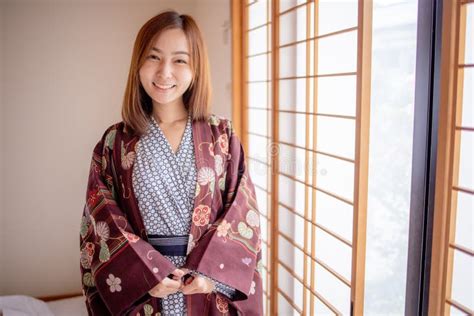 Sexy Mädchen Das Auf Yukata Unterkörper Und Akt Auf Dem Oberen Trägt