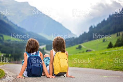 어린 아이들 배낭과 가방을 가진 소년 형제 아름다운 산으로가는 길에 여행 여름 가장자리에 대한 스톡 사진 및 기타 이미지 가장자리 걷기 경관 Istock