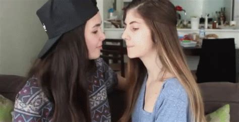 Girls Kissing With Tongue S Tenor