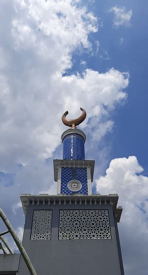흰 구름과 푸른 하늘을 배경으로 한 모스크의 첨탑 모스크 미나렛의 외관 개념 이슬람 배경 모스크 창조적 인 추상 사진 0명에 대한 스톡 사진 및 기타 이미지 Istock