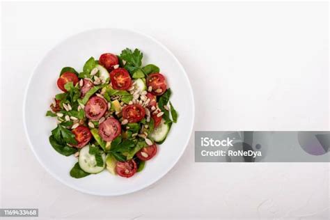 아보카도 오이 체리 토마토 시금치 잎 파슬리와 흰색 배경에 흰색 접시에 씨앗 샐러드 공간을 복사합니다 건강한 식생활에 대한 스톡 사진 및 기타 이미지 Istock