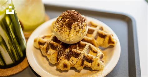 갈색과 흰색 음식을 가진 백색 세라믹 격판 덮개 사진 Unsplash의 무료 와플 이미지