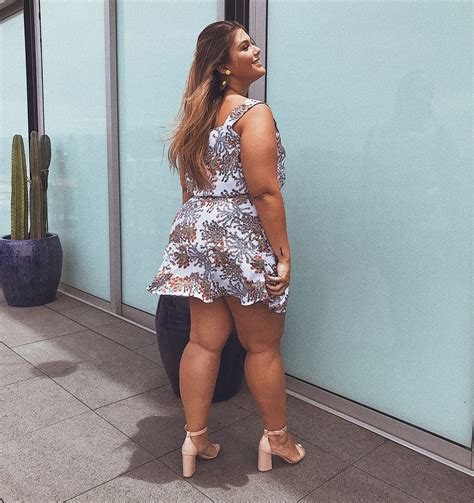 Curvy Girl Poses For Pictures At Kaitlyn Maund Blog