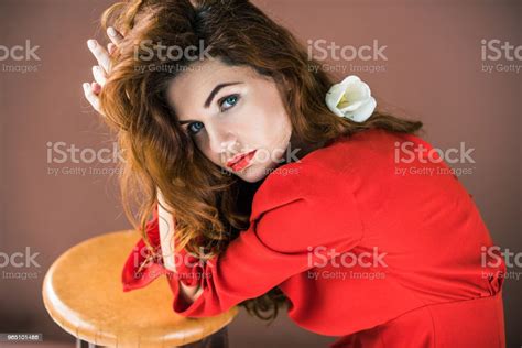 튤립 꽃 갈색 배경에 고립의 자에 기대어 긴 붉은 머리를 가진 여자 갈색에 대한 스톡 사진 및 기타 이미지 갈색 곱슬 머리 메이크업 화장품 Istock