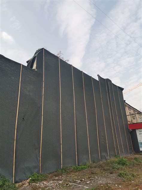 Довкола пивоварні Шульца у Києві зʼявився новий будівельний паркан Читайте на Ukr Net