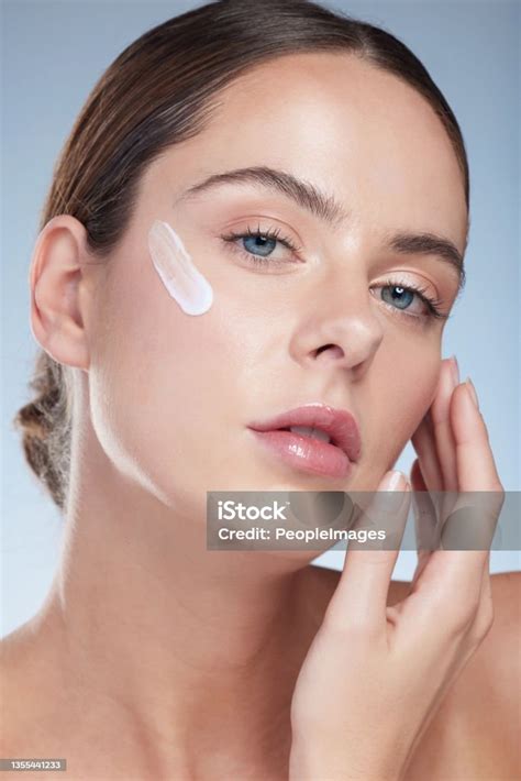 회색 배경에 그녀의 얼굴을 보습 매력적인 젊은 여성의 스튜디오 초상화 20 29세에 대한 스톡 사진 및 기타 이미지 20 29세 25 29세 남아프리카공화국 Istock