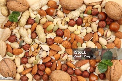 아몬드 캐슈 넛 헤이즐넛 땅콩 호두 피스타치오 나무 배경에 혼합 복사 공간 평면도 0명에 대한 스톡 사진 및 기타 이미지 Istock