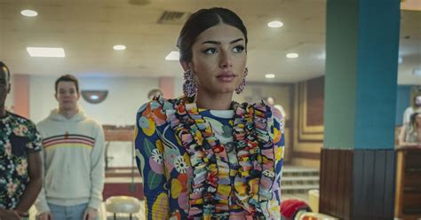 Sex Education Ruby é fashionista e está sempre vestindo uma nova tendência Purebreak