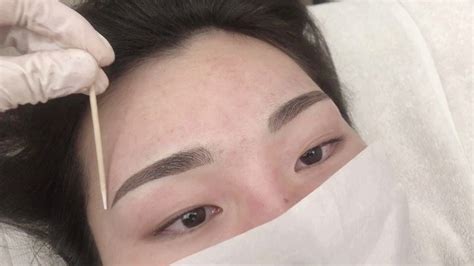 콤보눈썹 시술직후영상ෆ⃛ 둥근세미아치 커버업💓 부산에서 여행오신 고객님💝 이전 잔흔이 살짝 일자 느낌이셨는데 아치형태로 모양바꾸고 싶어하셨었어요 이미 잔흔이 있으신상태라