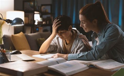 Sœur Aidant Son Jeune Frère à Faire Ses Devoirs Photo Premium