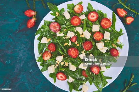 녹색 배경에 아루굴라 딸기 페타 치즈와 견과류신선한 샐러드 채식 다이어트 음식 이탈리아 음식 맨 위 보기 공간을 복사합니다 0명에 대한 스톡 사진 및 기타 이미지 Istock