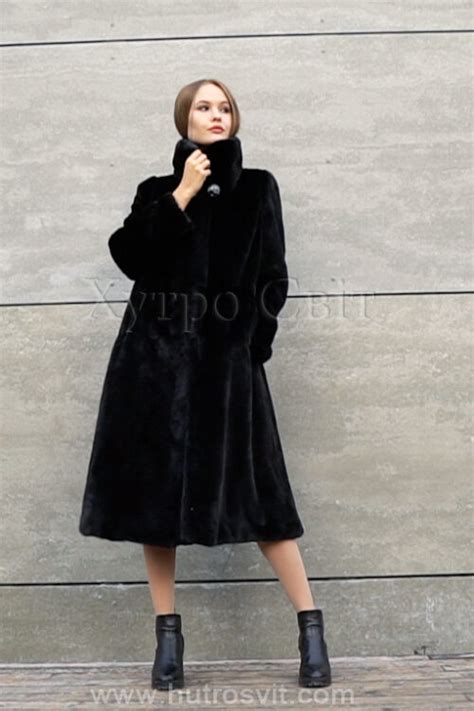 Норкова шуба легка трапеція з коміром стійка