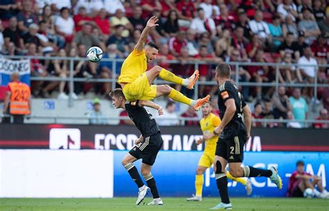 Дніпро 1 в меншості зумів врятуватися від поразки в матчі кваліфікації Ліги конференцій — УНІАН