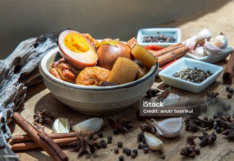 삶은 달걀 과 벨리 돼지 고기 중국 다섯 향신료 는 오래된 나무 테이블 아시아 음식에 아니스 별 계피 마늘과 후추로 장식 된 갈색 소스에 두부와 함께 조림 갈색에 대한 스톡