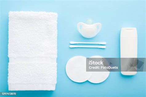 화이트 소프트 클렌징 코튼 패드 스틱 수건 크림 튜브 및 밝은 파란색 테이블 배경에 다른 파스텔 색상 근접 촬영 아기 매일 위생의 제품 하향 보기 0명에 대한 스톡 사진 및