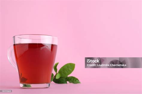 분홍색 배경에 향기로운 홍차와 녹색 잎의 유리 컵 텍스트 공간 0명에 대한 스톡 사진 및 기타 이미지 0명 갈색 건강한 생활방식 Istock