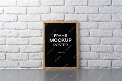 벽돌 벽에 매달린 프레임 모형 프리미엄 Psd 파일