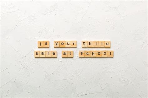 Es Su Hijo Seguro En La Escuela Palabra Escrita En Bloque De Madera Su