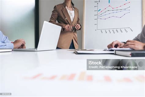 사업 사람들은 사무실 화이트 보드 앞에서 프레 젠 테이 션 그녀의 동료 및 비즈니스 전략 비즈니스 여자 지도자 프레 젠 테이 션에서 일 하 고 보드를 가리키는 계산기에 대한