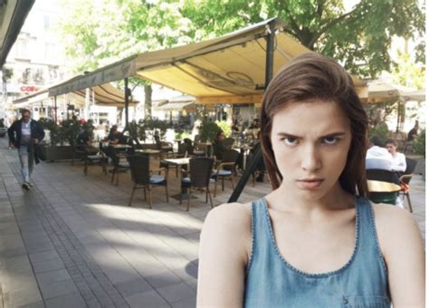 За прв пат излезе на пијачка со своето момче Кога тој отиде во тоалет доби СТРАШНА порака