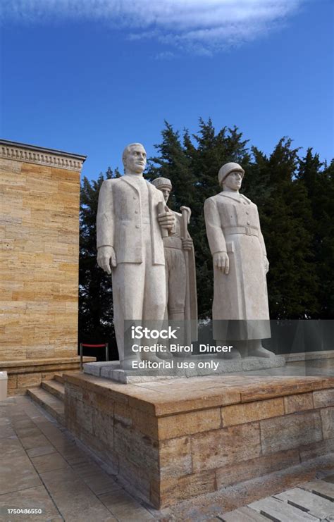 아니트카비르는 터키 공화국의 창시자인 무스타파 케말 아타튀르크의 영묘입니다 아니트카비르는 터키인들이 자주 방문하는 역사적인 장소 중 하나입니다 0명에 대한 스톡 사진 및