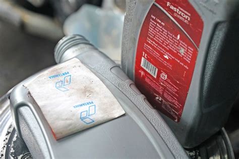 Foto Pemilik Kendaraan Harus Tahu Apa Itu Oli Palsu