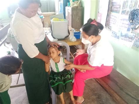 အမ်းမြို့နယ်တွင် Kg ကျောင်းသား၊ ကျောင်းသူများအား ကိုဗစ်ကာကွယ် ဆေးများ