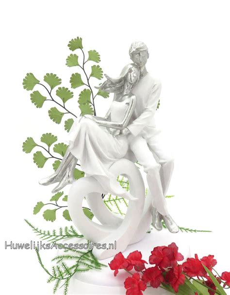Wit And Zilver Bruidspaar Zitten Op Twee Grote Harten Taarttopper