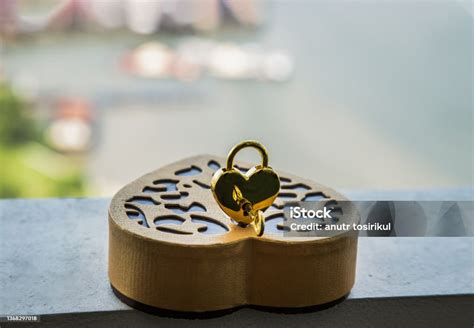 골드 하트 모양의 상자에 황금 하트 모양의 러브 자물쇠와 열쇠 0명에 대한 스톡 사진 및 기타 이미지 0명 2월 개념 Istock