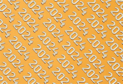 흰색 숫자가 있는 노란색 배경 사진 Unsplash의 새해 이미지