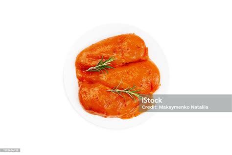 고립 된 배경에 빨간 소스에 절인 치킨 필레 상단 보기 공간을 복사합니다 패스트 푸드 집에서의 음식 가금류에 대한 스톡 사진 및 기타 이미지 Istock